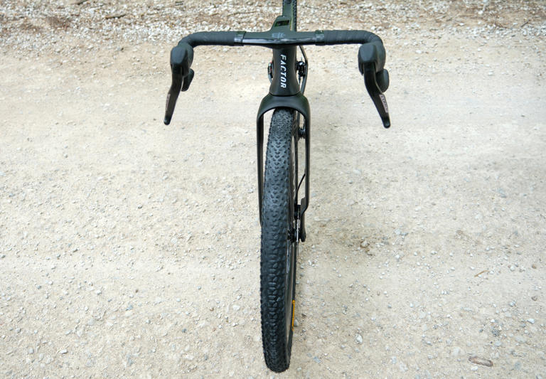 Unnamed Factor prototype races under Romain Bardet at Unbound — and yes ...
