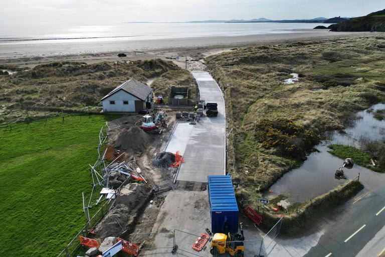 Traffic chaos at Welsh beach swamped with tourists
