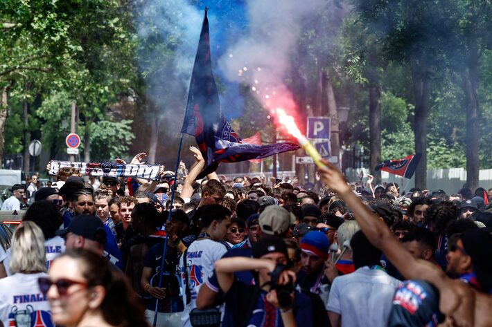 Torcedores de PSG e Arsenal entram em confronto antes da final da ...