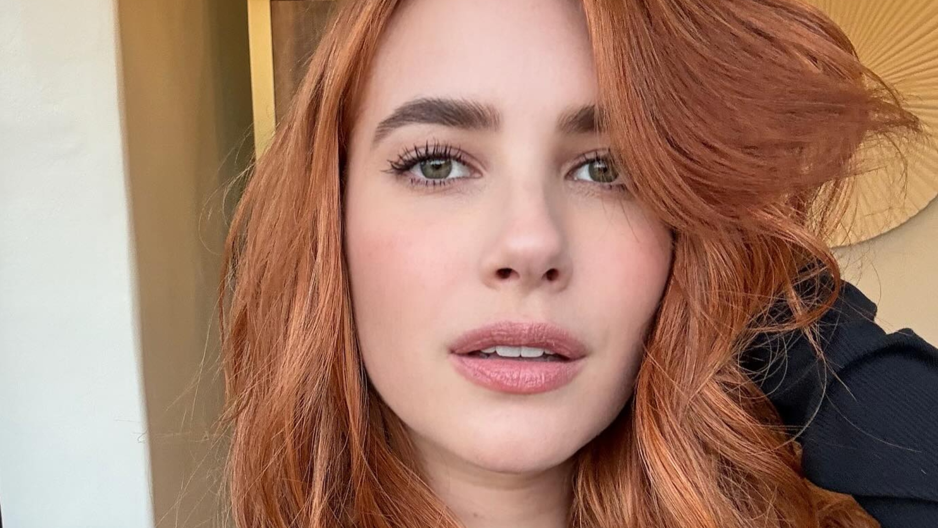 Mit ihren metallisch glänzenden Ballerinas bestätigt Emma Roberts die ...