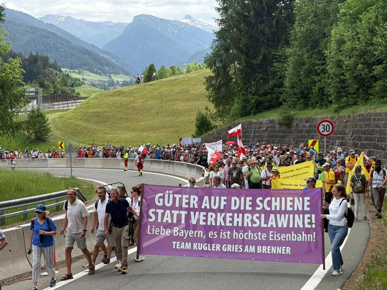 Thousands attend Austrian protest against congestion on key Alps route