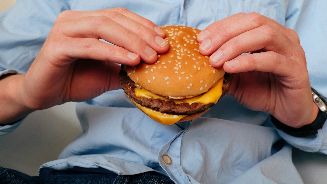 Scientists just mapped a gut signal that hijacks cravings the moment ...