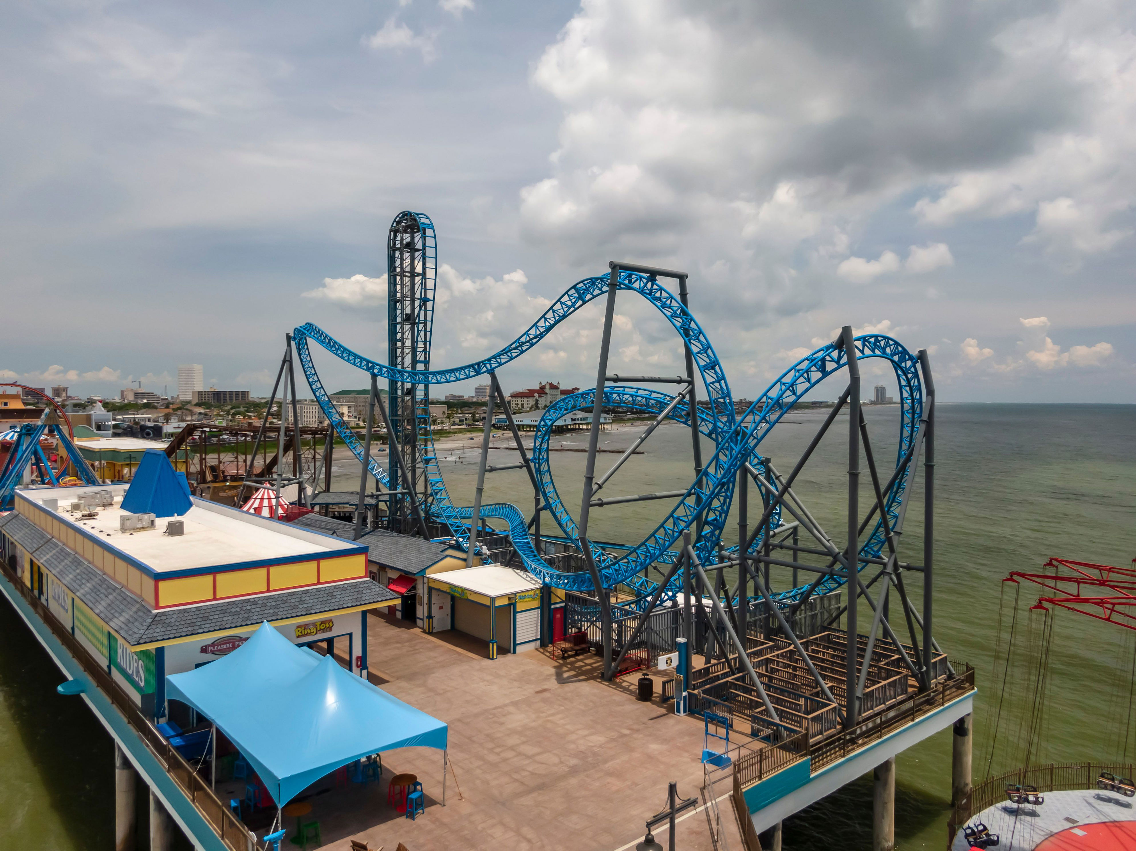 Galveston amusement park evacuates guests after 8 students hang upside ...