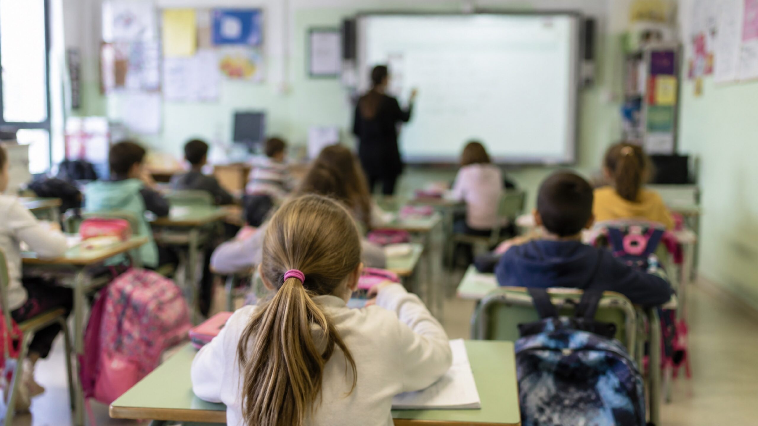 Palpeggiava le sue alunne, arrestato un maestro in una scuola primaria ...