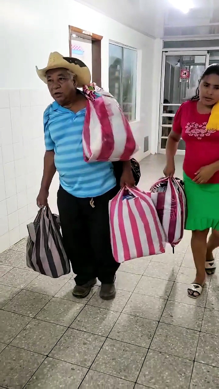 Padre de María Chichuy la saca del hospital