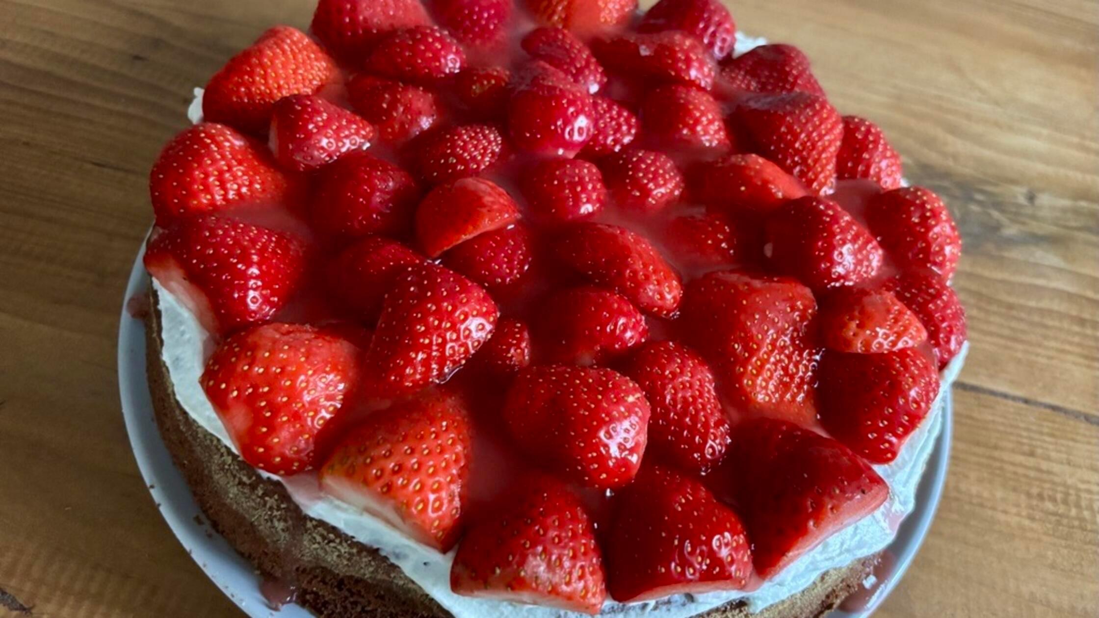 Der perfekte Sommerkuchen: Erdbeeren, Schoko-Boden und himmlische Creme