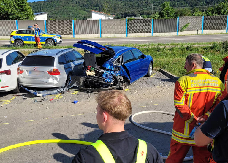 Autofahrer rast auf Supermarkt-Parkplatz und erfasst Passanten – Mann ...