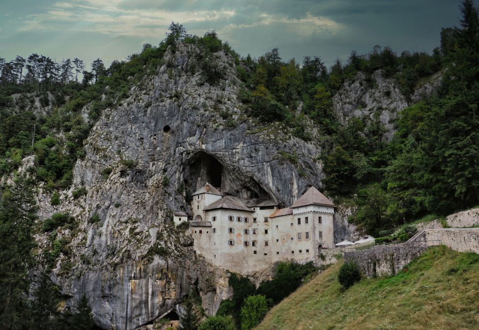 20 amazing castles built in unreal locations