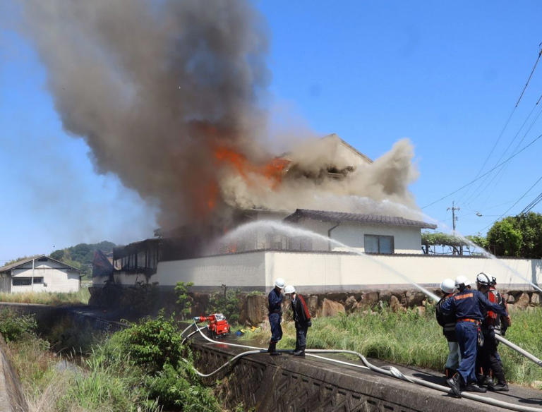 岡山県里庄町で民家火災 木造の住宅と倉庫焼く