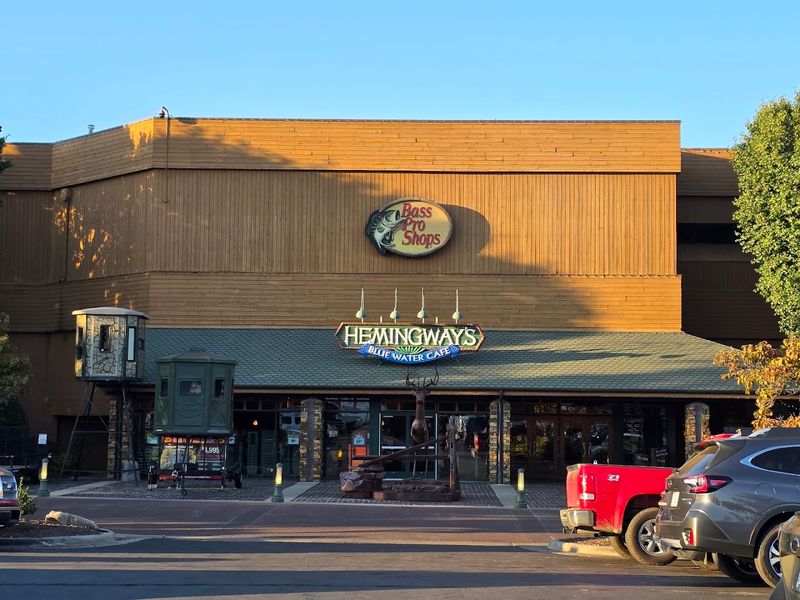 Dine surrounded by a giant saltwater aquarium at this Missouri ...