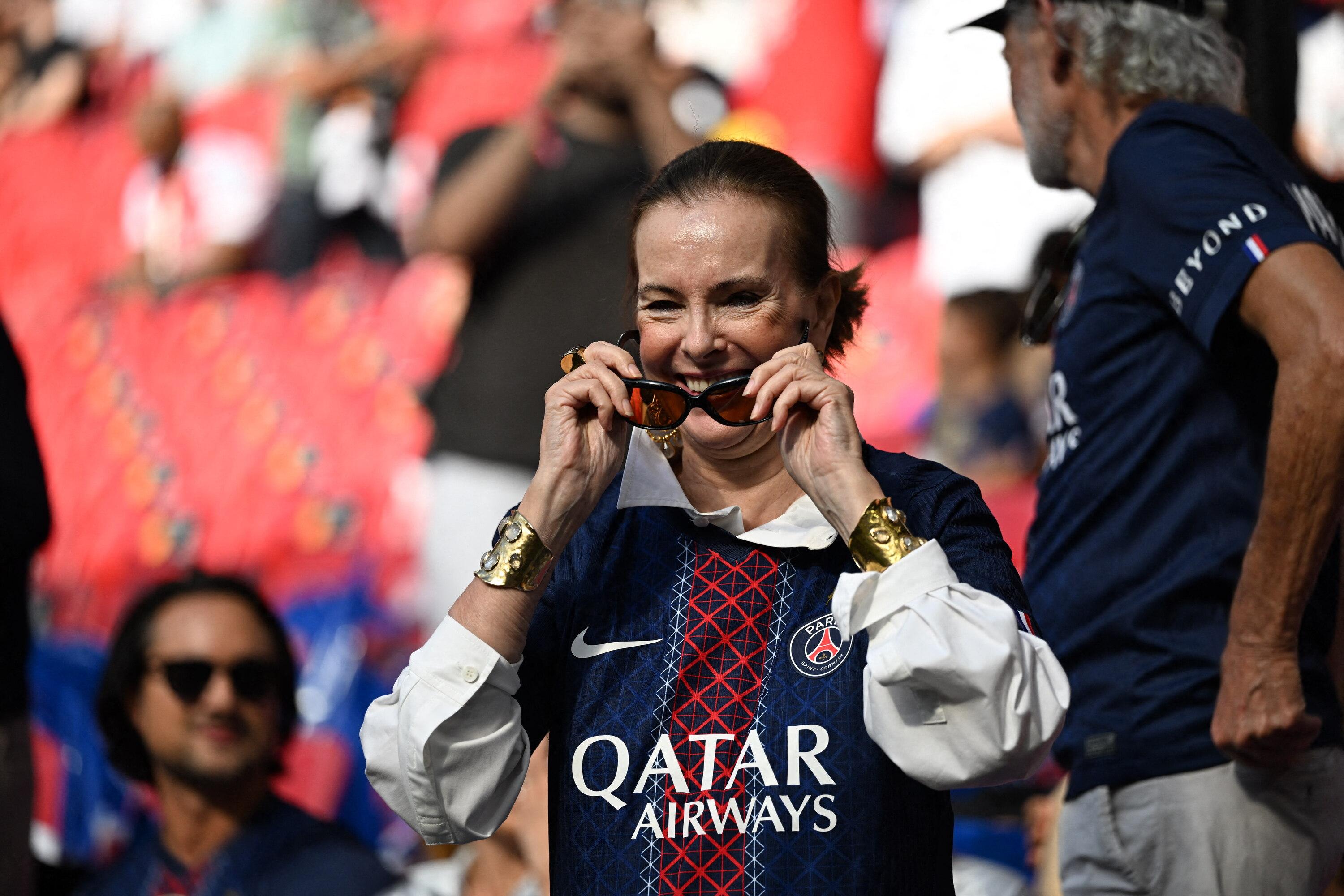 Maillot du PSG et sourire rayonnant, Carole Bouquet joue les ferventes ...