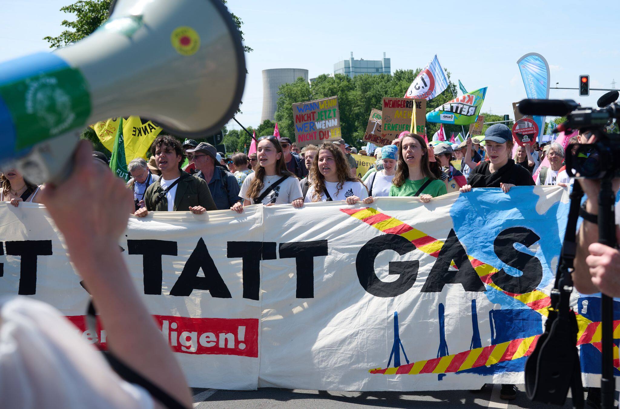 Tausende protestieren gegen Gaskraftwerke und bilden Windrad