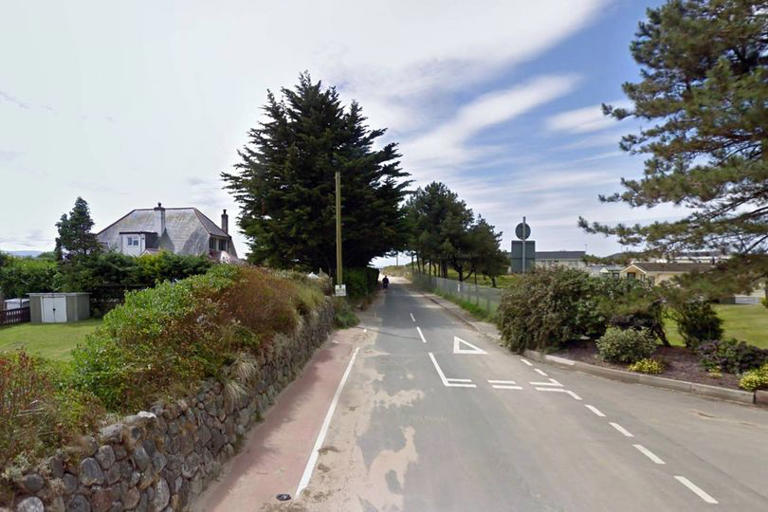 Traffic chaos at Welsh beach swamped with tourists