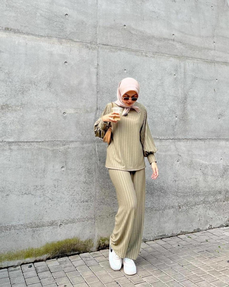 Atasan warna olive cocok dengan bawahan warna apa?