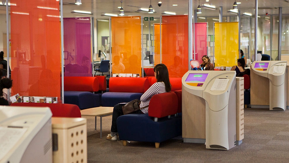 Graduate job adverts plunge as redundancies hit pandemic high