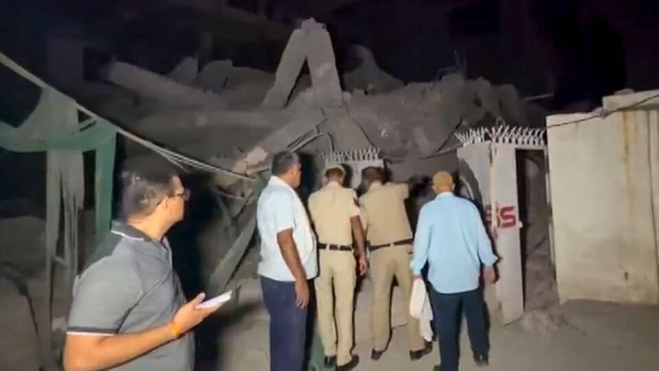 Many, possibly students, feared trapped as building collapses in Delhi ...