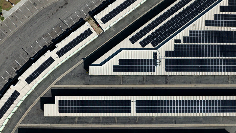 States weigh legalization of plug-in solar to cut renter bills
