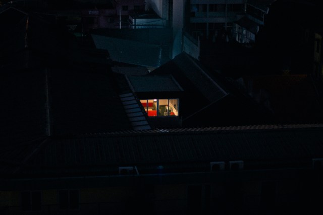 Storm cuts power to entire street, but family with solar and battery ...