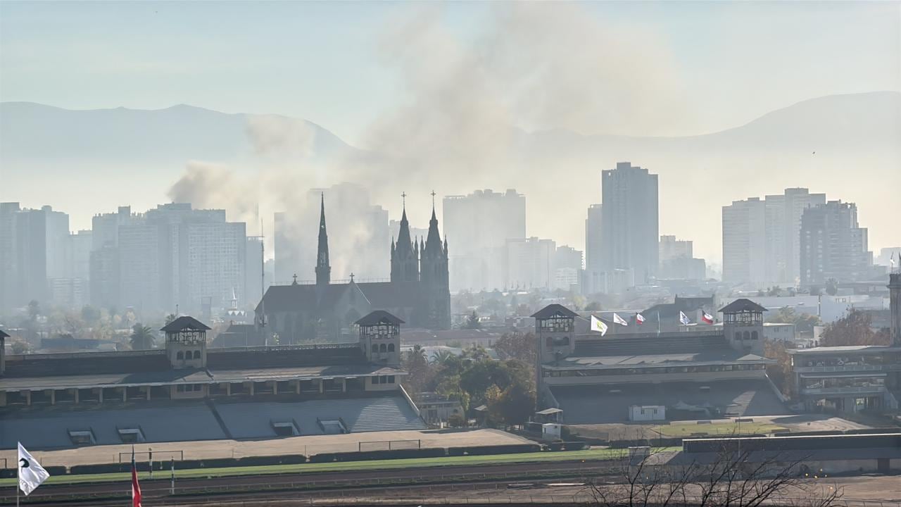 Incendio estructural afecta a seis locales comerciales en Estación Central