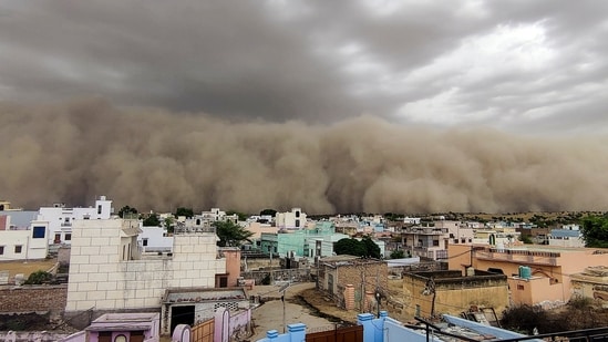 Day turns dark as massive dust storm engulfs parts of Rajasthan, winds ...