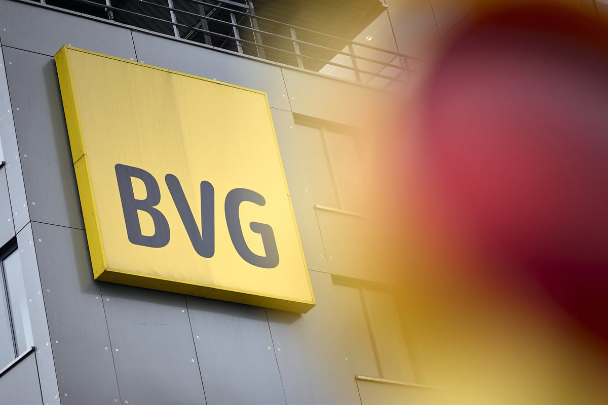 Zoff um "Nius"-Werbung in Berlin: BVG-Plakate sorgen für Streit