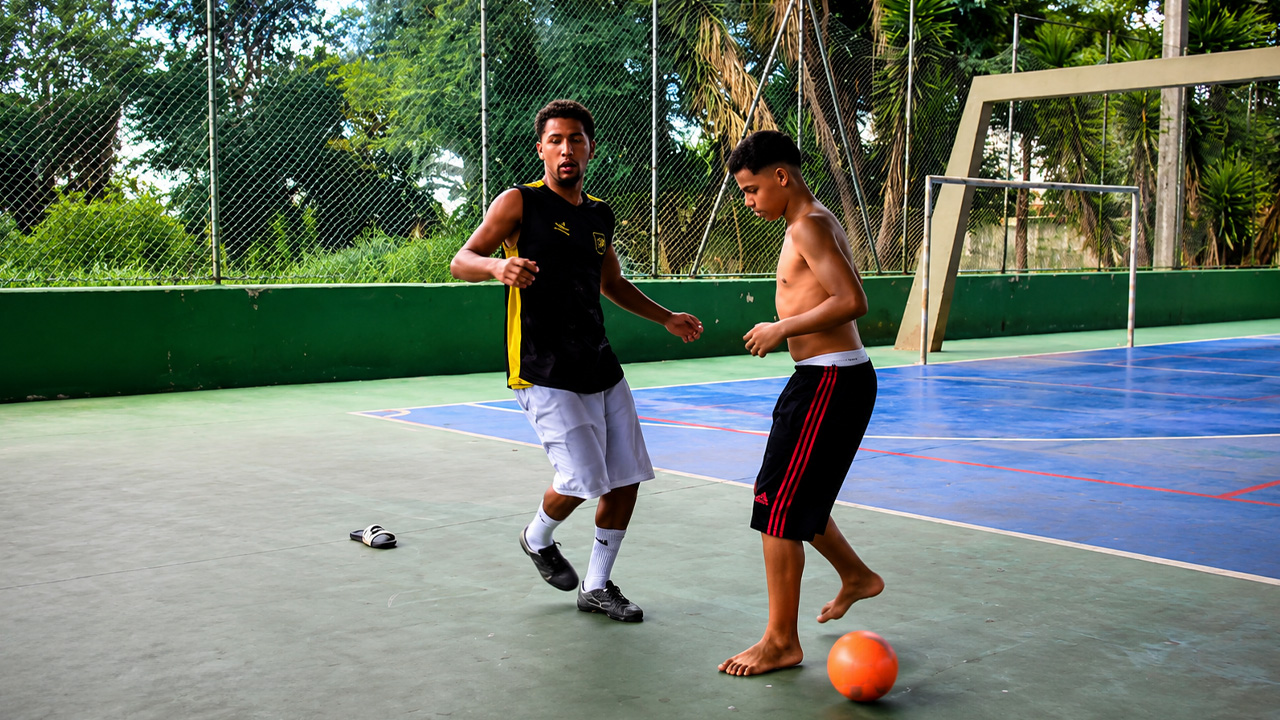 When street football legends show off outstanding skills