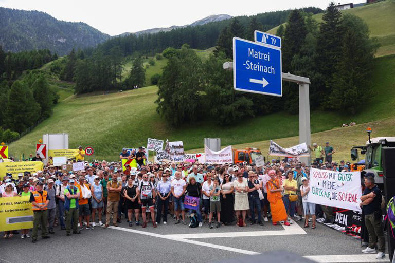 Austrian protesters shut vital motorway connecting Germany to Italy