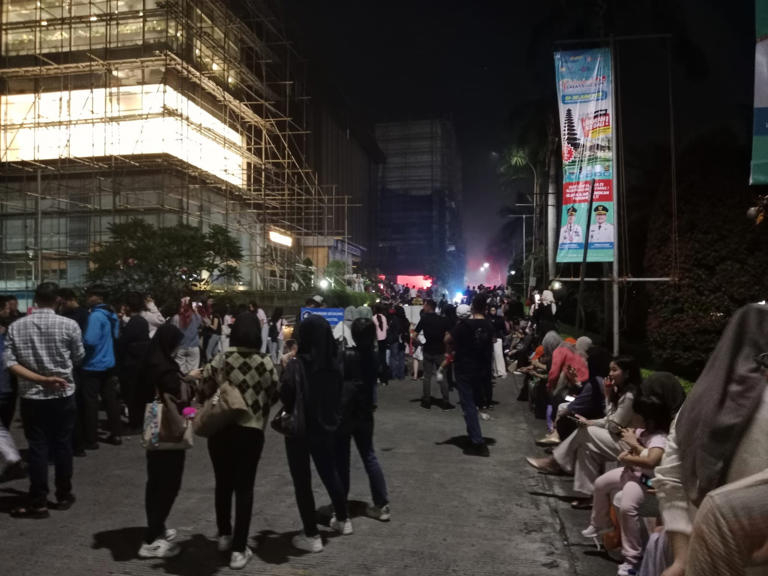 Asap tebal menyelimuti Palembang Indah Mall, pengunjung panik ...