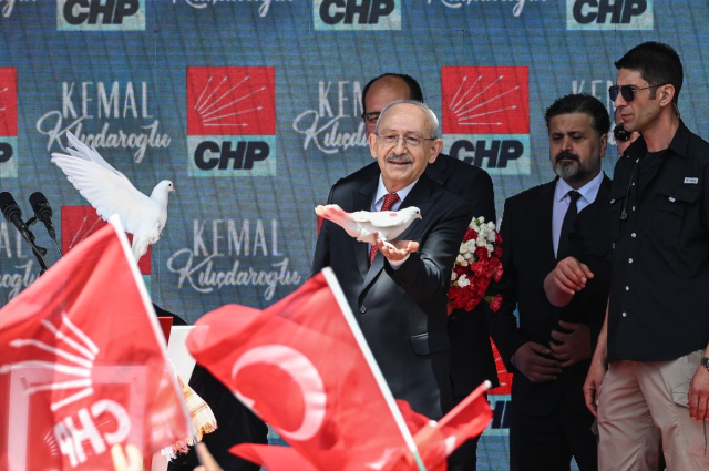"Hain" sloganlarına olay yanıt! Kendisini Atatürk'e benzetti