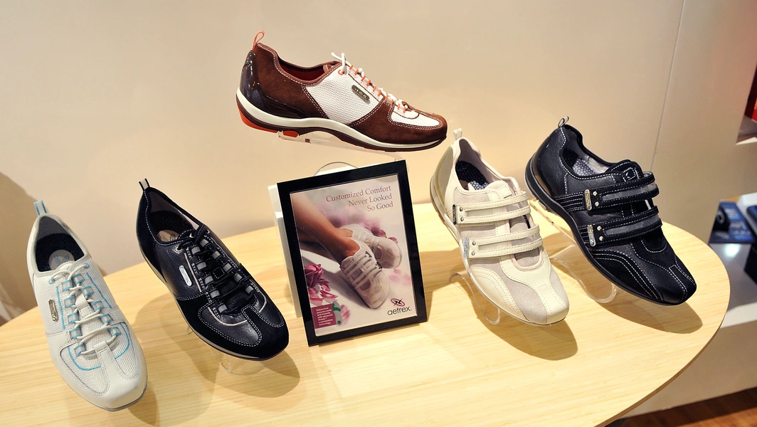 Podiatrist-approved summer shoes blend comfort, style, and star power