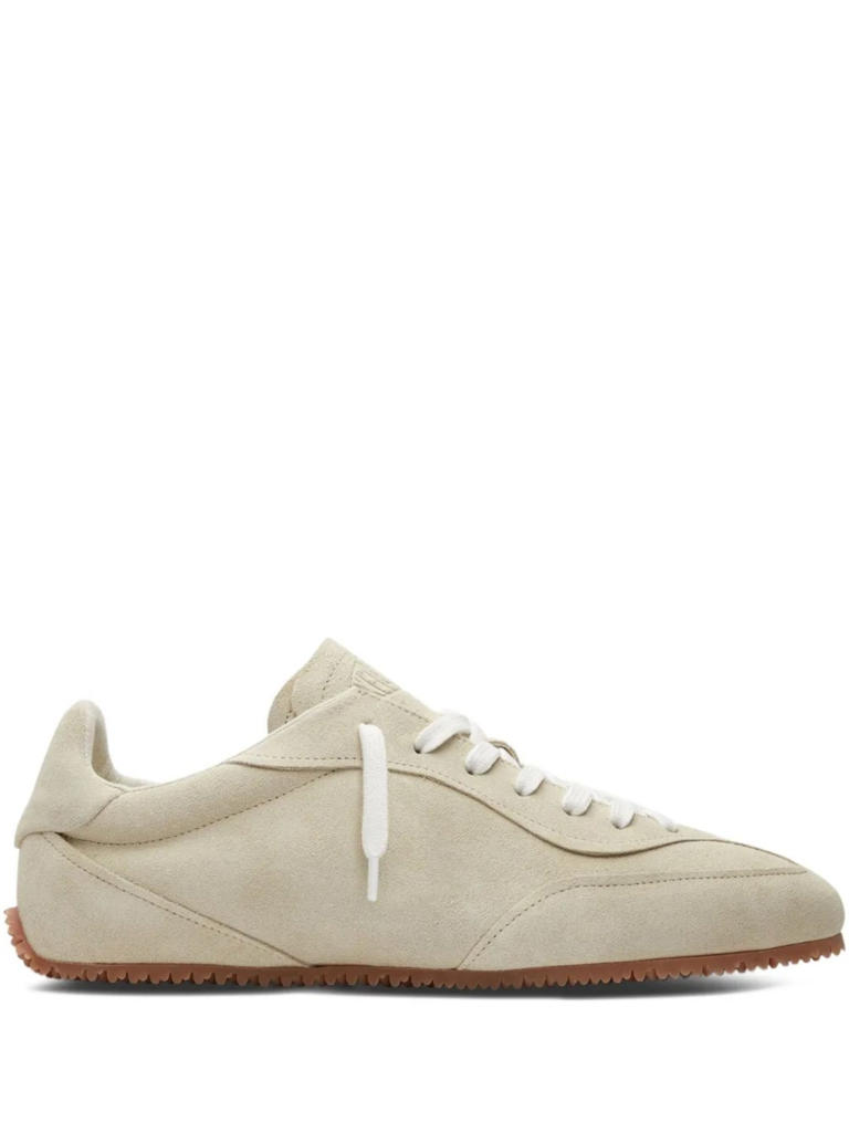 Los jeans palazzo se llevan con estos tenis para lucir elegante a los ...