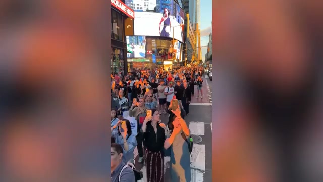 ‘Manhattanhenge’ causes Times Square to grind to a halt
