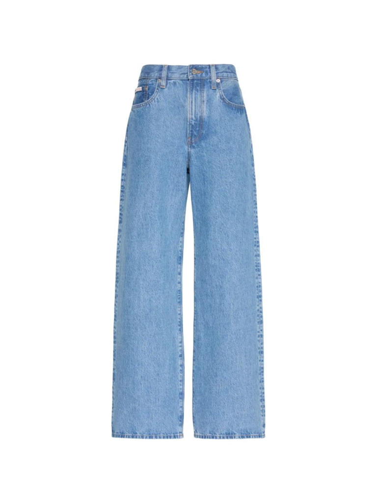 Los jeans palazzo se llevan con estos tenis para lucir elegante a los ...