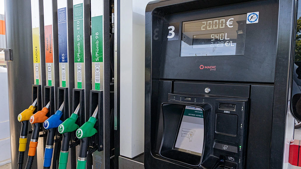 17 gas pump habits that waste money