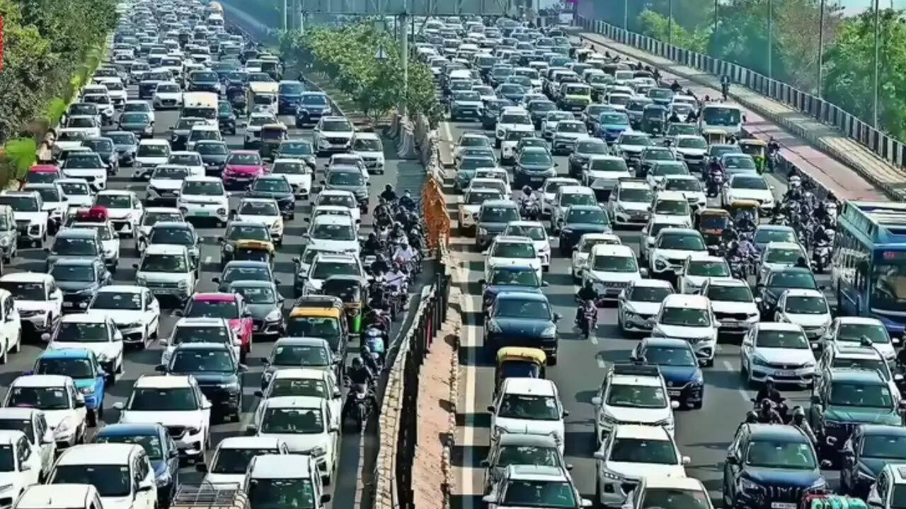 Delhi traffic police issues advisory as Azad Market railway underpass ...