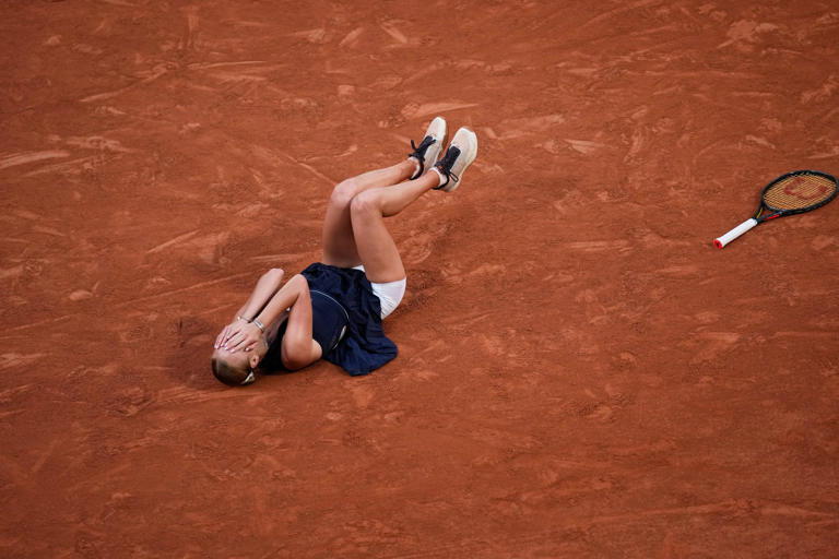 Coco Gauff's French Open title defense ends in 3rd-round loss, Naomi ...