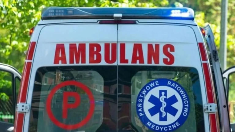Wypadek na Mazowszu. Karetka zderzyła się z autem, droga całkowicie ...