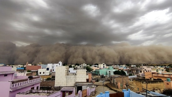 Massive dust storm blankets Bikaner, turns sky deep orange. Watch