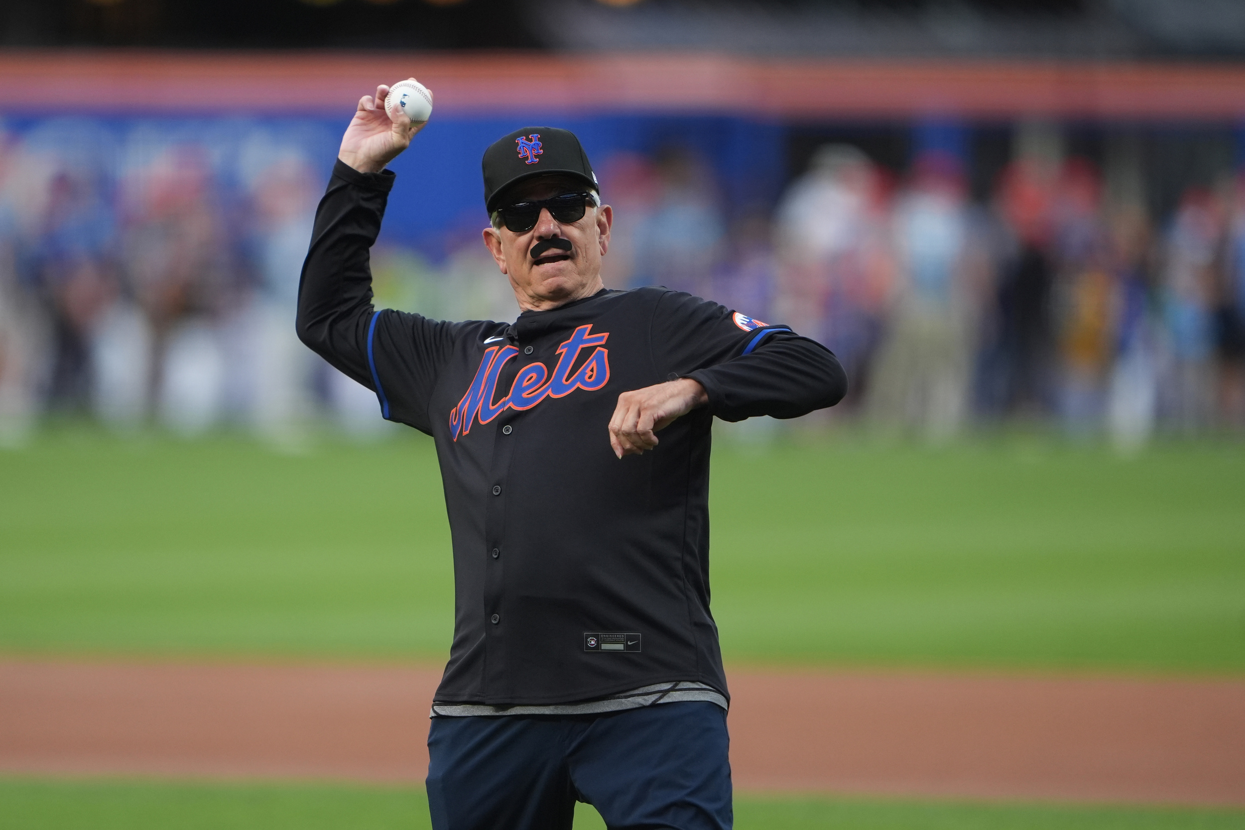 Bobby Valentine recreates iconic disguise for Mets first pitch