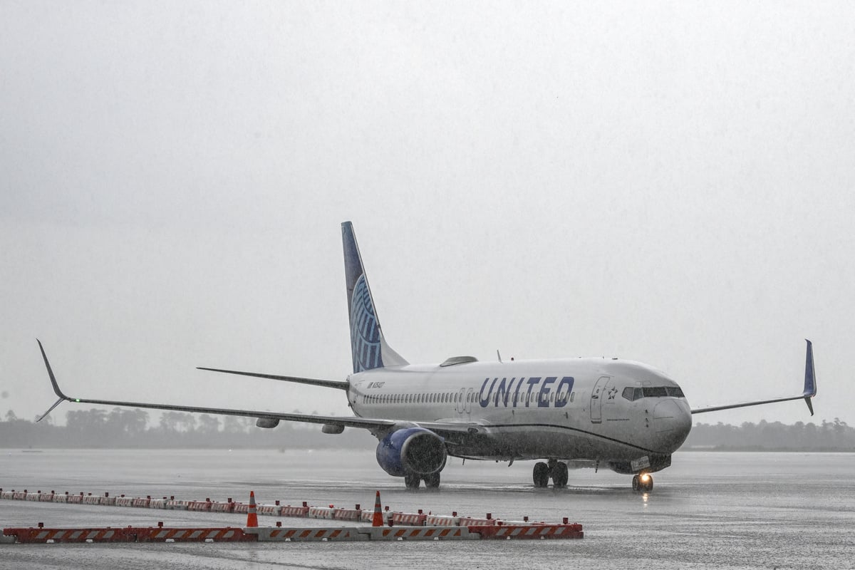 United Airlines flight forced to make emergency landing in Wisconsin ...
