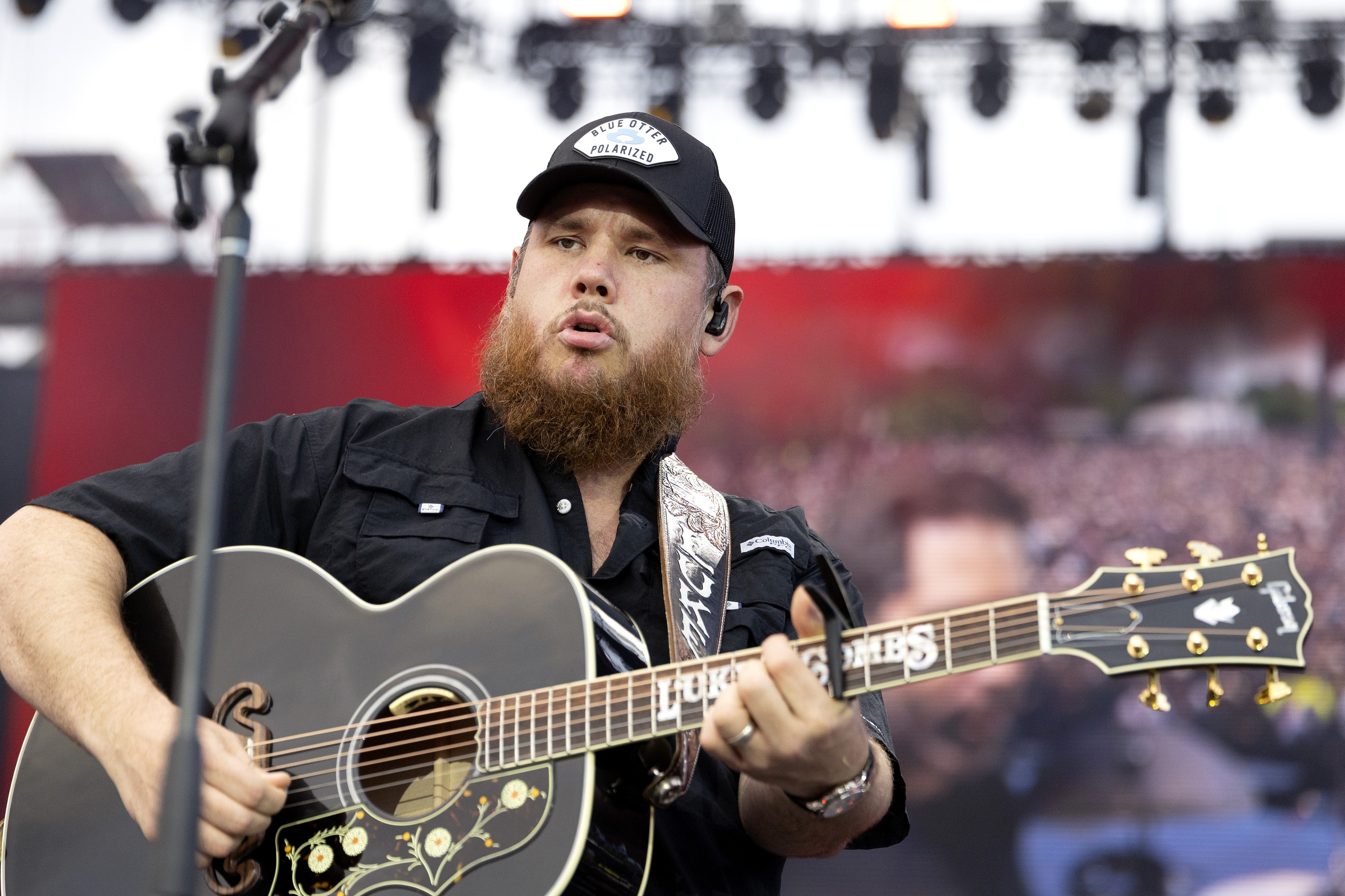 Country star Luke Combs dodges storms to pour it on at Montreal concert