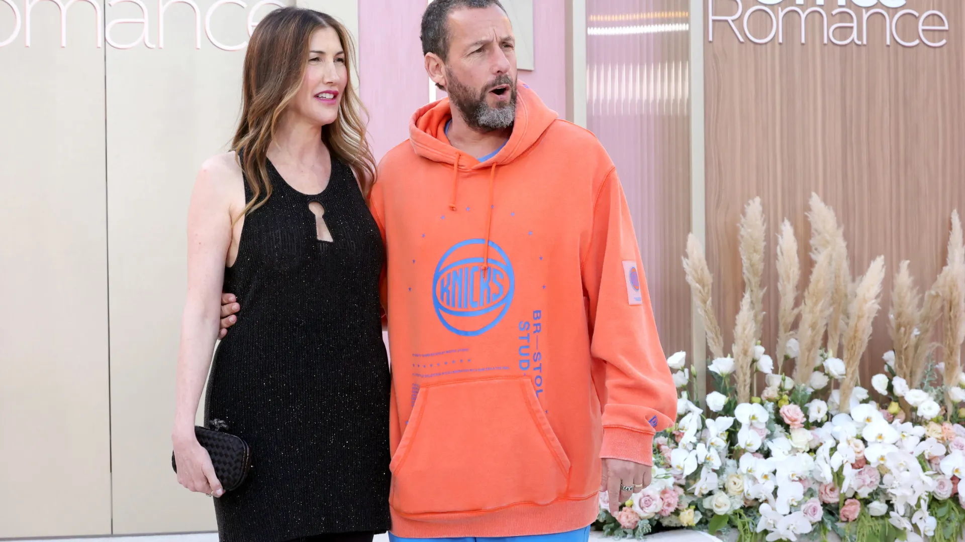 Desleixado? Adam Sandler é criticado por escolha de look em estreia
