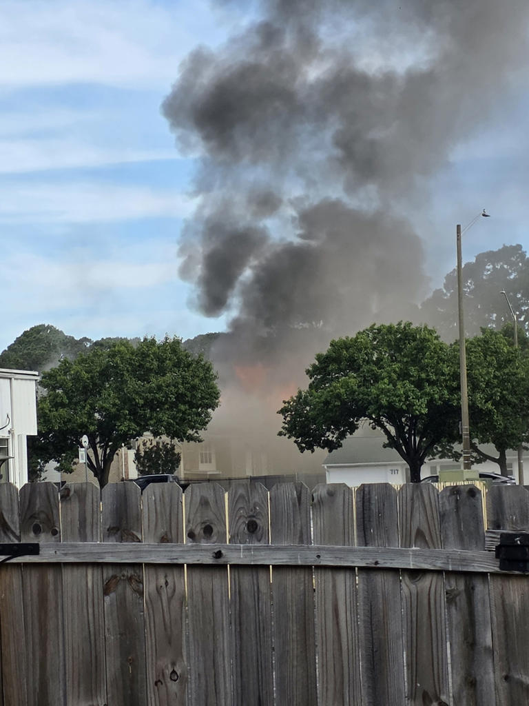 Firefighters battle 2-alarm fire at Newport Landing Apartments in ...