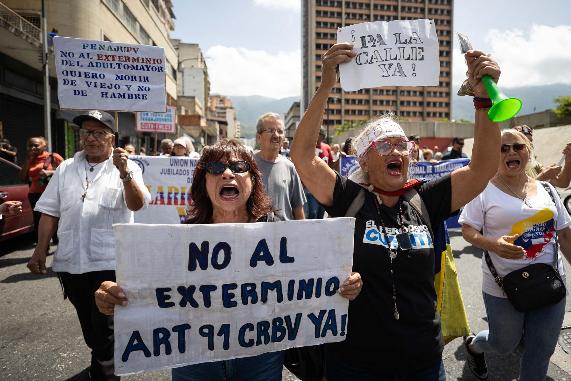 “Queremos morir de vejez, no de hambre”: el clamor de adultos mayores ...