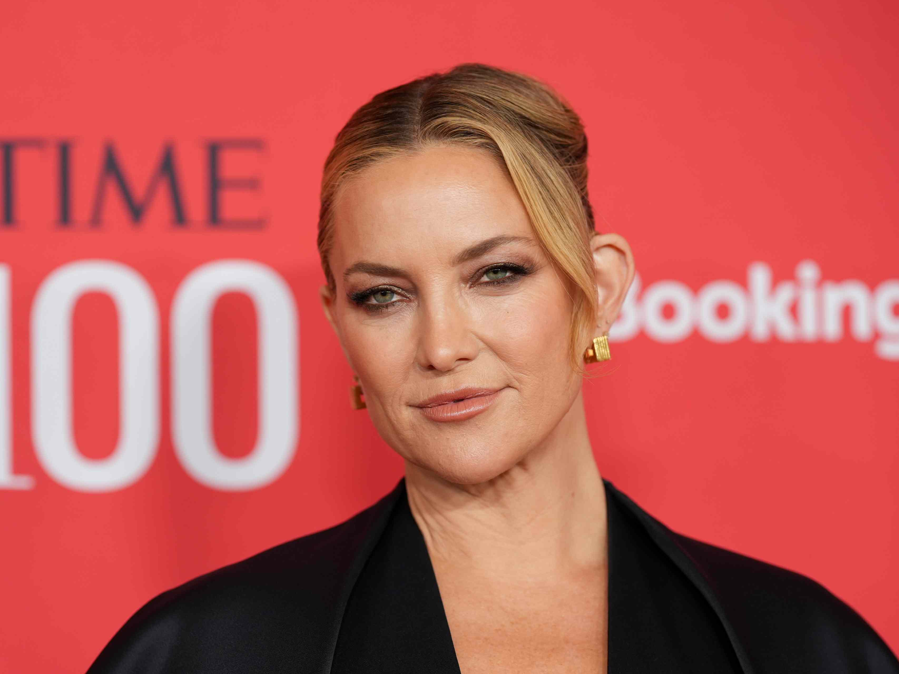 Kate Hudson's slinky black lace lingerie-inspired tank is the perfect ...