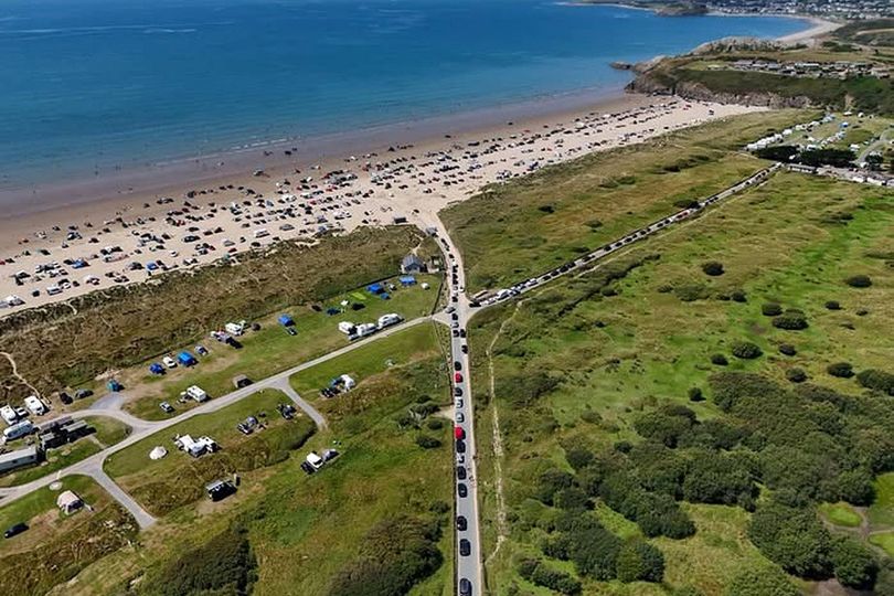Traffic chaos at Welsh beach swamped with tourists