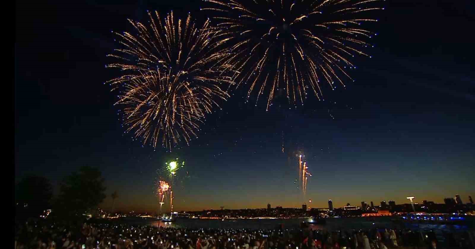 İstanbul’da fetih coşkusu: Boğaz’da havai fişek gösterisi