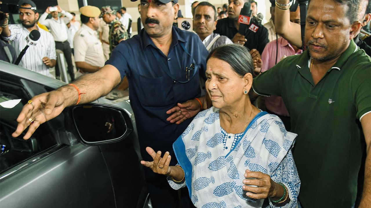 Rabri Devi defies Bihar govt, refuses to vacate official residence