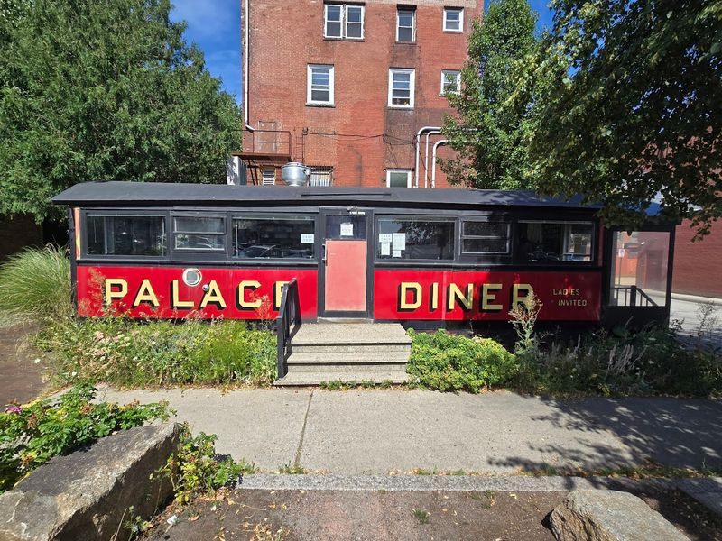 I ate a burger on a 1927 train car in Maine and now I judge all other ...