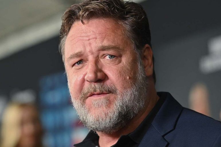 Russell Crowe fires back after viral clip shows him 'warning' autograph ...
